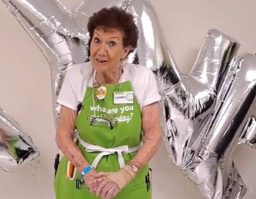 Mulher de 100 anos trabalha na mesma loja há quase três décadas e diz ...