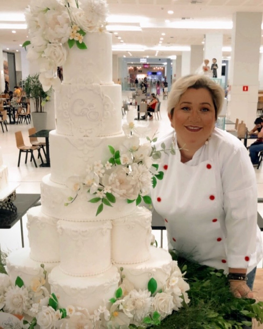 Professora vira confeiteira artística depois da maternidade e vende bolos por até R$ 7 mil ...