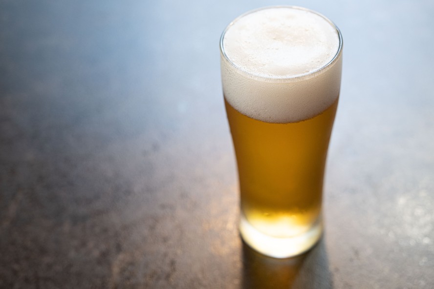Marcas investem em cerveja zero para provar que bebida sem álcool tem graça