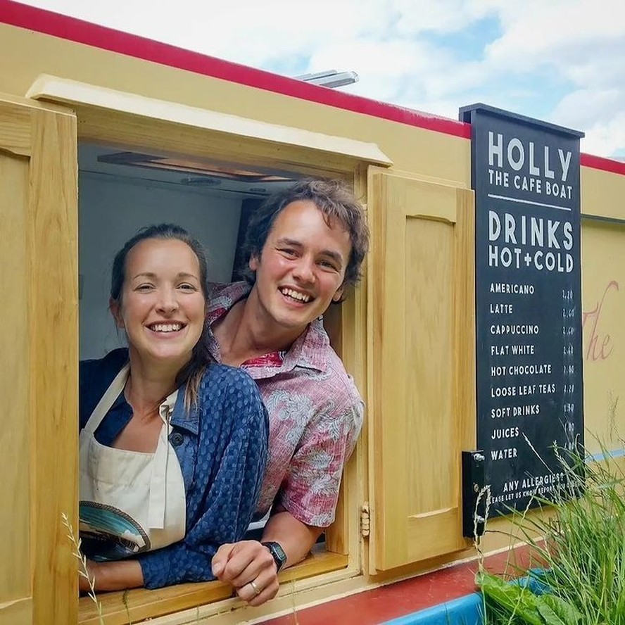 Casal deixa emprego para abrir cafeteria em barco: 'Não tínhamos ideia ...