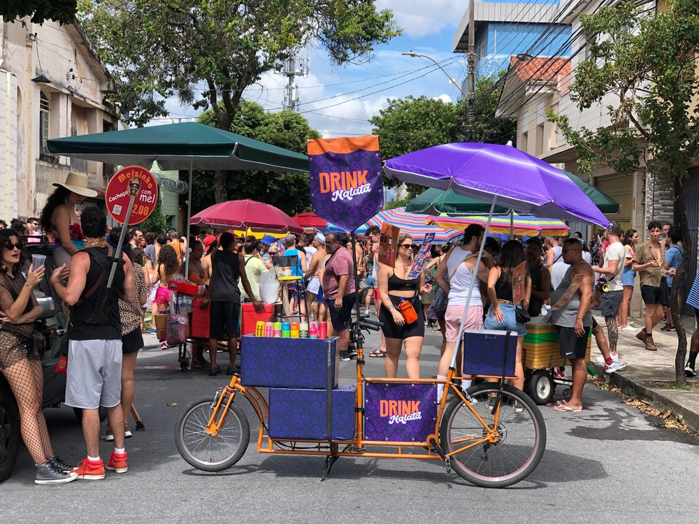 Marcas de drinks em lata aproveitam folia para conquistar consumidores