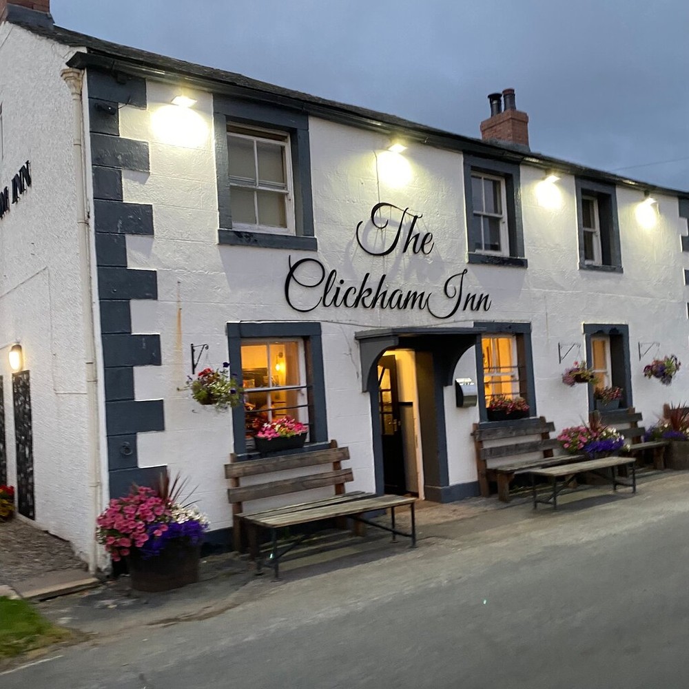 Cliente reclama na internet de cão pedindo comida em restaurante e dono ...