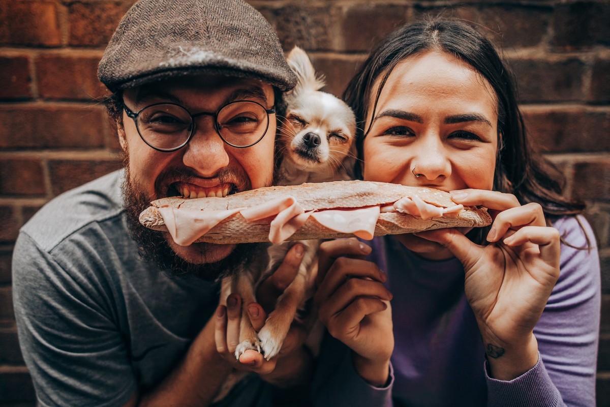 Casal de brasileiros fatura mais de R$ 955 mil na Inglaterra vendendo pães e doces em 'janelinha ...