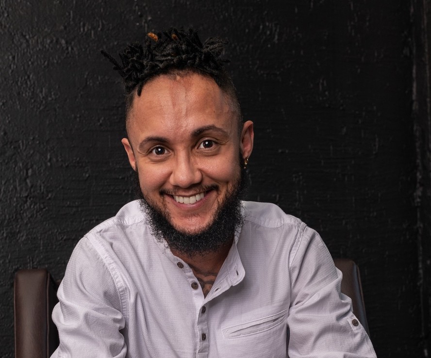 Empreendedor cria plataforma educacional após sofrer transfobia