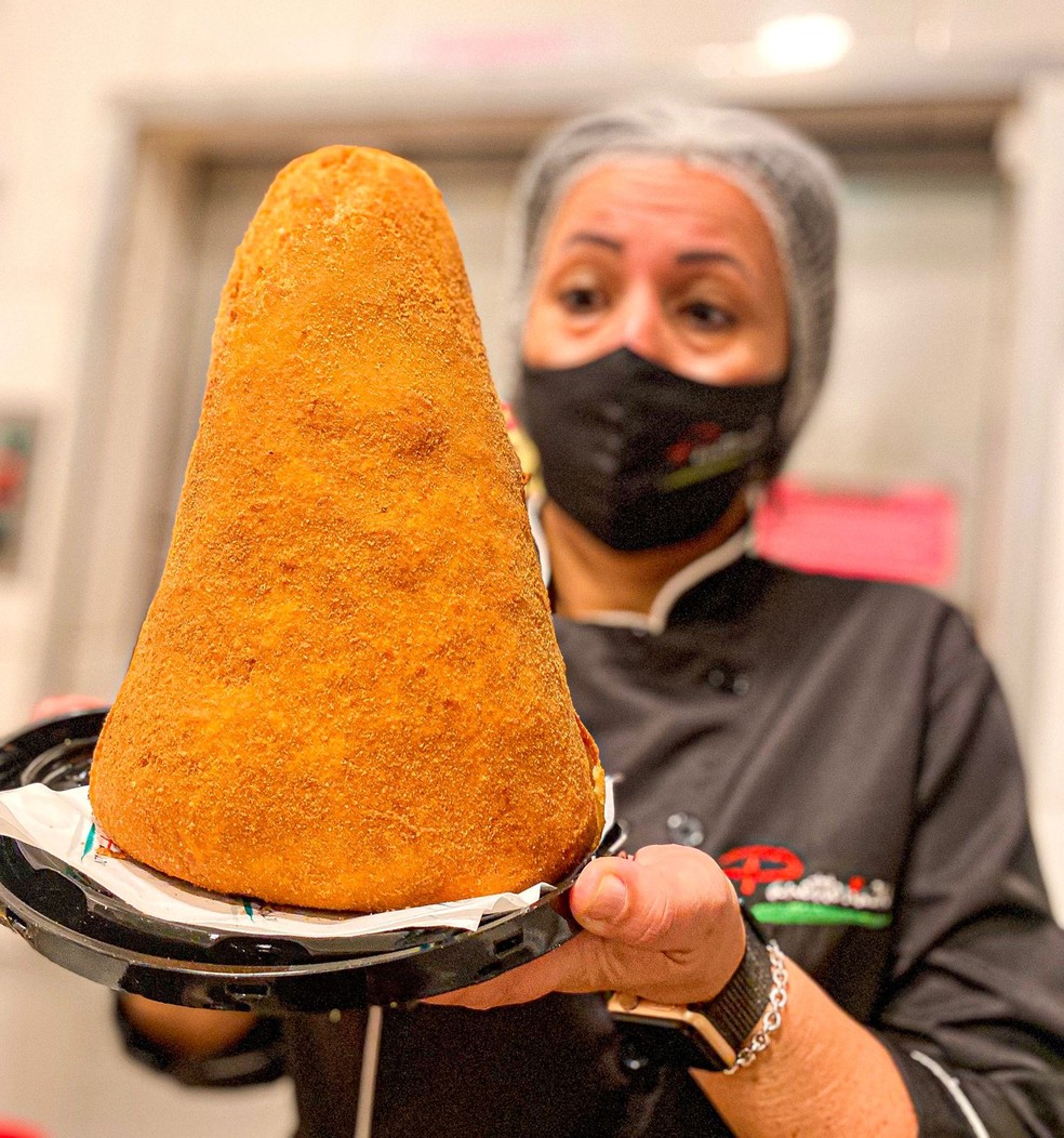 Padaria faz sucesso com coxinhas gigantes e cria sabores inspirados na ...