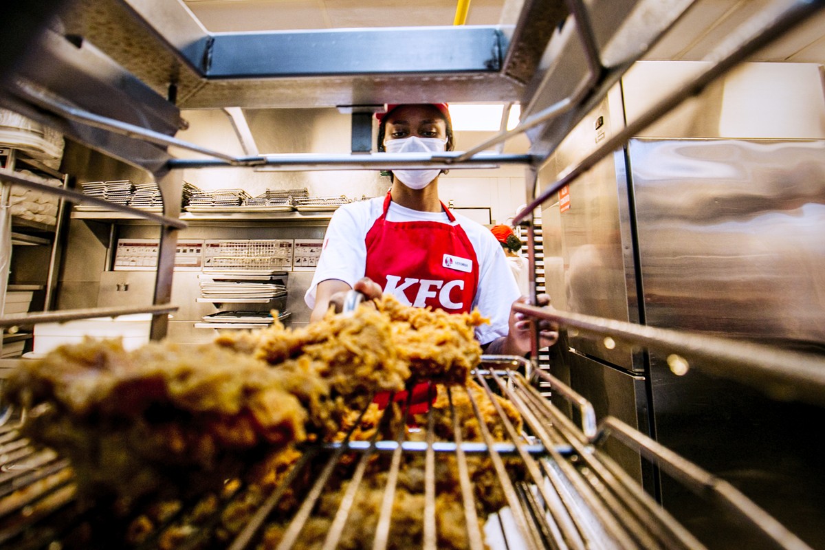 KFC quer acelerar abertura de franquias no Brasil com lojas de rua e ...