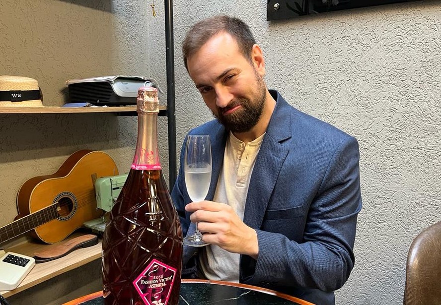 Rico Esnobe: quem é o ator que fatura no TikTok com sátira de bilionários