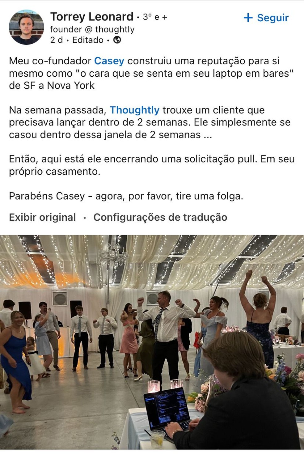 Empresário abre notebook para trabalhar no próprio casamento e registro ...