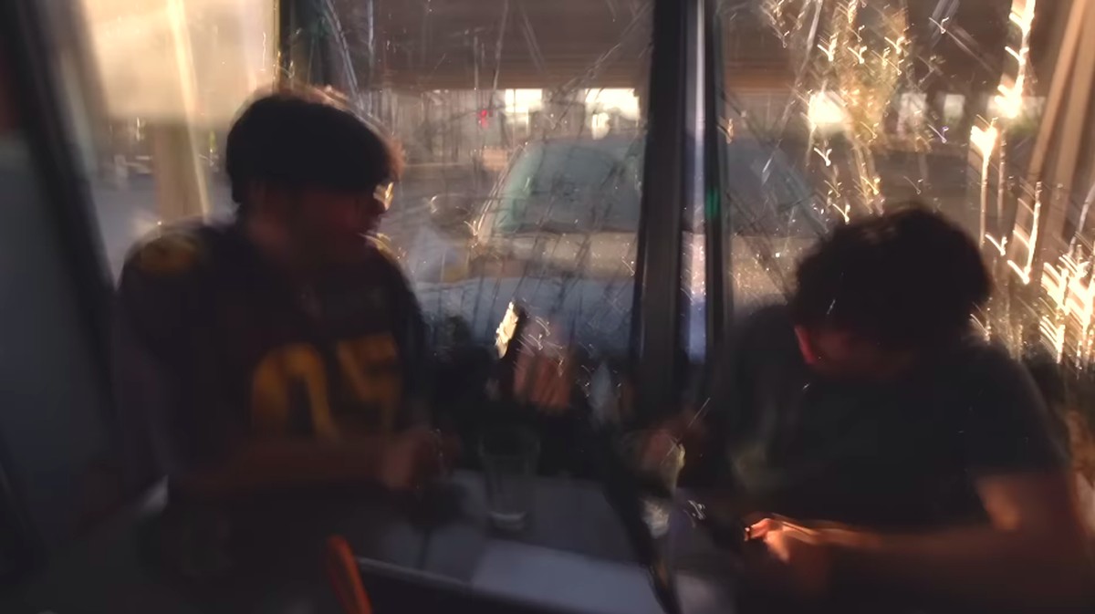 Carro Invade Café Durante Gravação De Podcast E Vídeo Viraliza Veja As