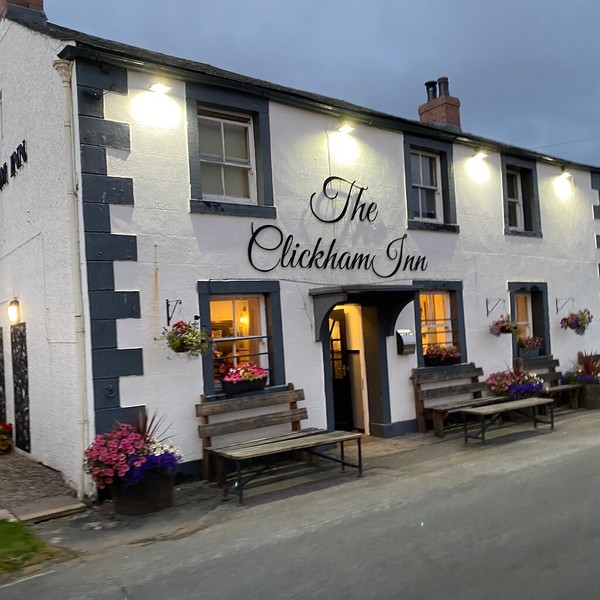 Cliente reclama na internet de cão pedindo comida em restaurante e dono ...