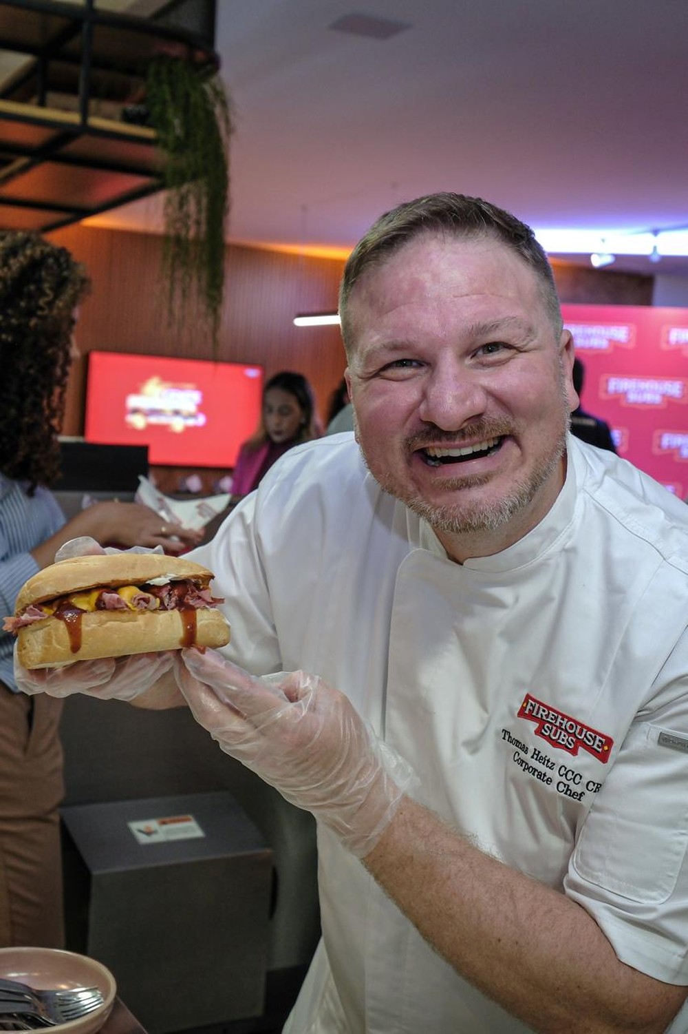 Com pastrami, presunto com mel e brisket no menu, Firehouse Subs ...