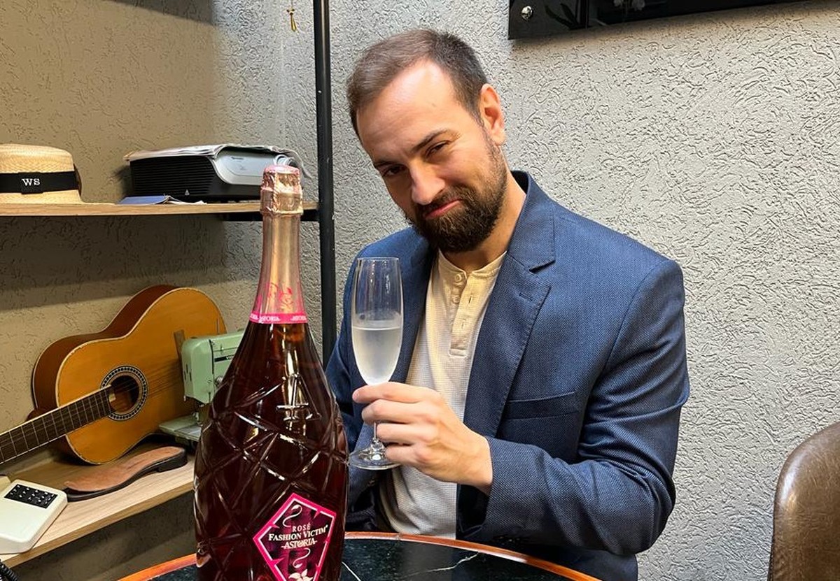 Rico Esnobe: quem é o ator que fatura no TikTok com sátira de bilionários