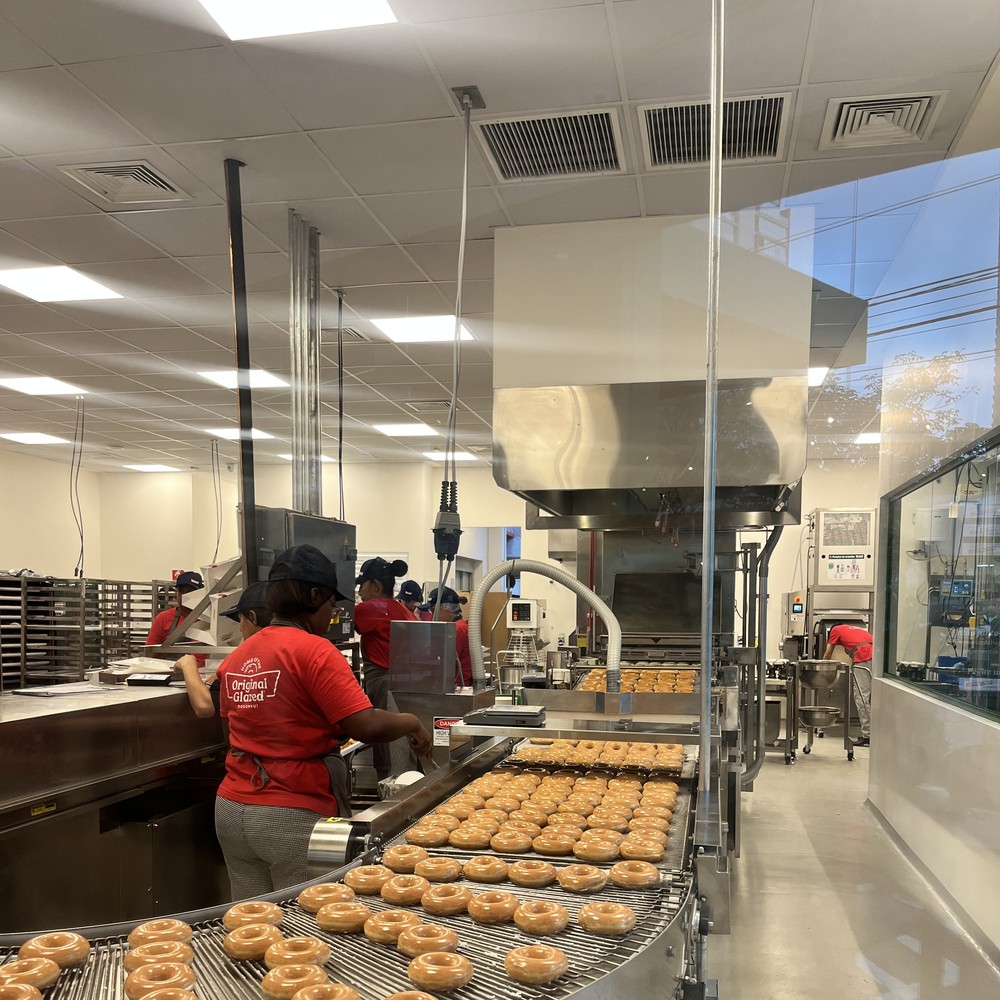 Loja da Krispy Kreme em SP tem fábrica de donuts quase cinco vezes maior que a da Times Square ...