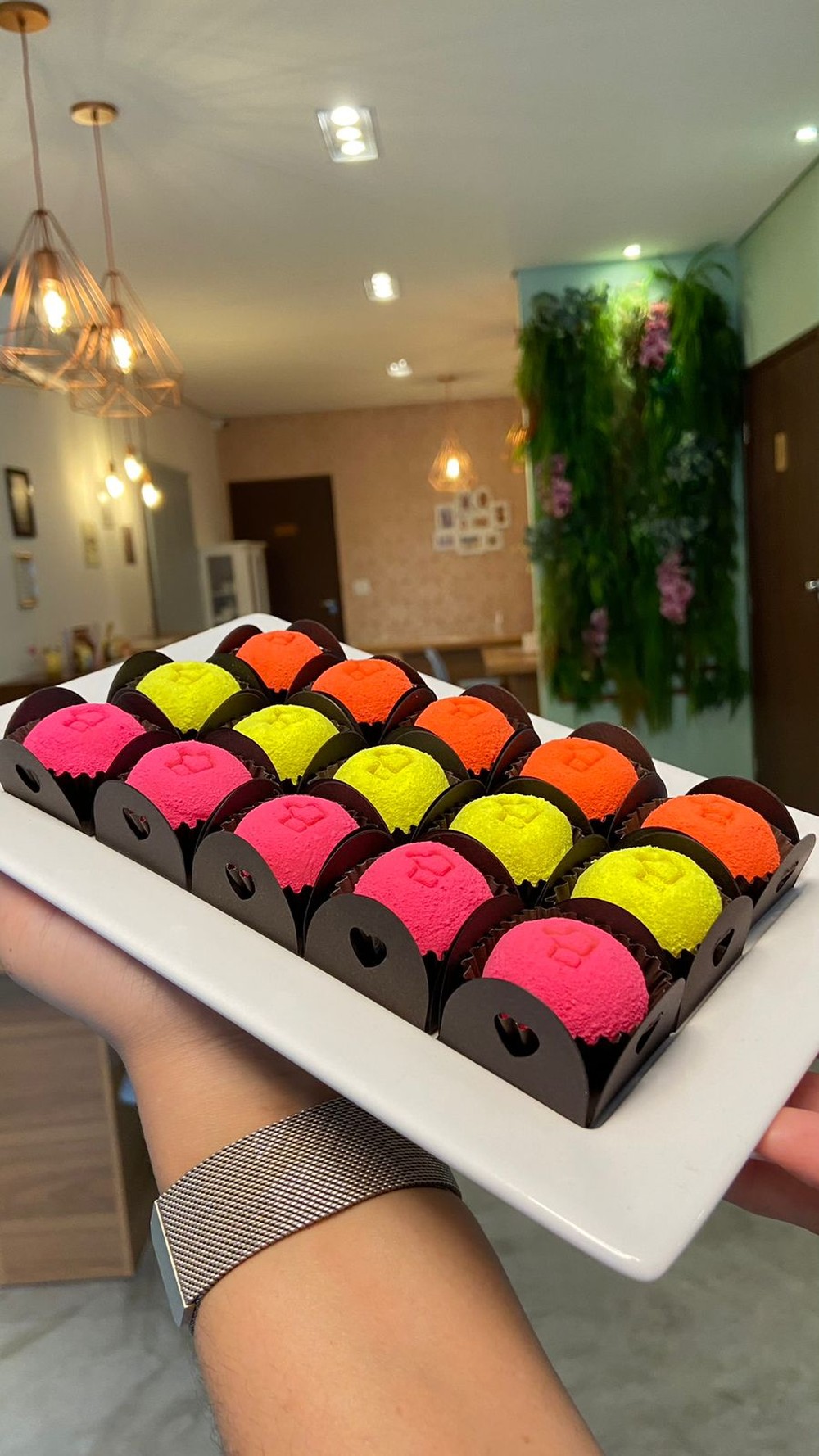 Ela começou a fazer brigadeiros com R$ 50 e hoje tem marca que fatura ...