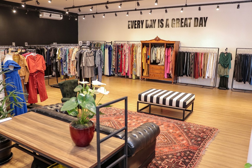 Peça Rara, franquia de brechós que tem Deborah Secco como sócia, fatura ...