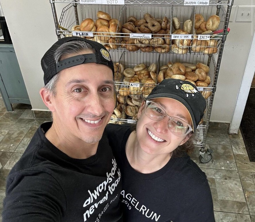 Demitido e sem saber cozinhar, ele criou uma rede de franquias de bagels que já soma 100 lojas ...