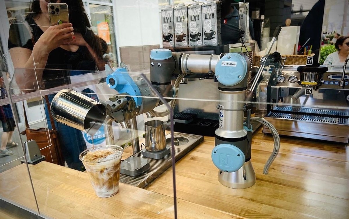 Robô barista movido por IA faz café em minutos e consegue interagir com ...